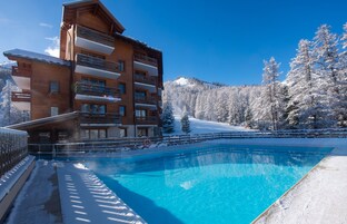 Piscina exterior sazonal, uma piscina aquecida 