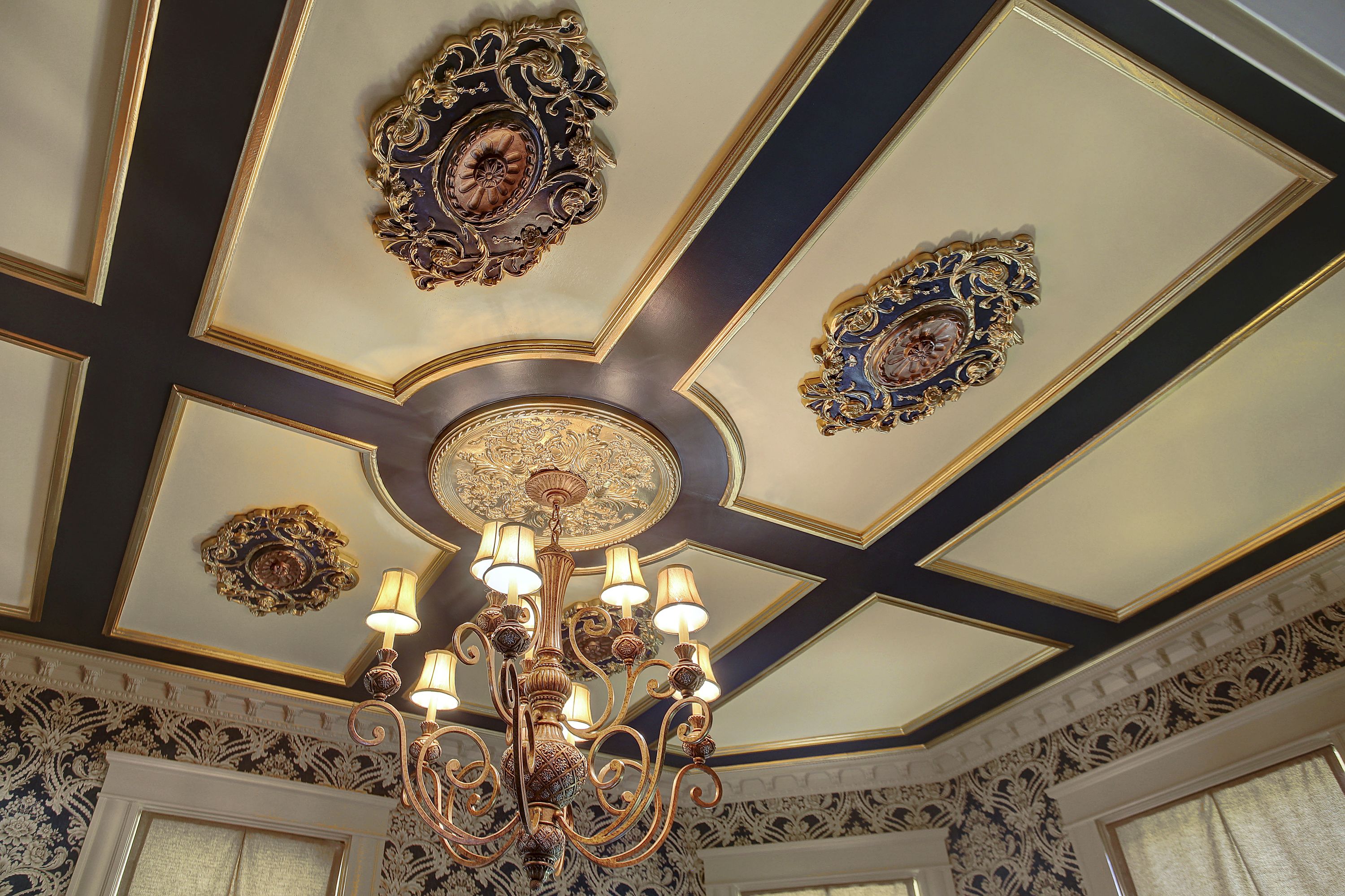 Um candelabro com várias luminárias e decorações detalhadas no teto.