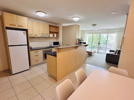Apartamento (Apartment #4062) | Cozinha privada | Um frigorífico, um micro-ondas, uma chaleira elétrica, uma torradeira