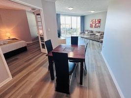 Apartamento Superior (Apartment #4062) | Refeições no quarto
