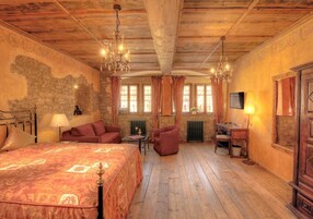 Quarto luxo (Explorer) | Cofres nos quartos, individualmente mobiliados, escrivaninha