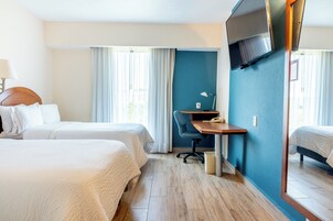 Quarto superior, 2 camas de casal | Roupas de cama premium, escrivaninha, ferros/tábuas de passar roupa