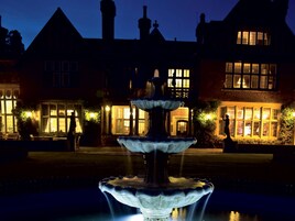 Fachada do alojamento (tarde/noite)