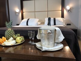 Suite Junior incluso uso palestra | Roupa de alta qualidade, edredões de penas, camas de colchão pillowtop 