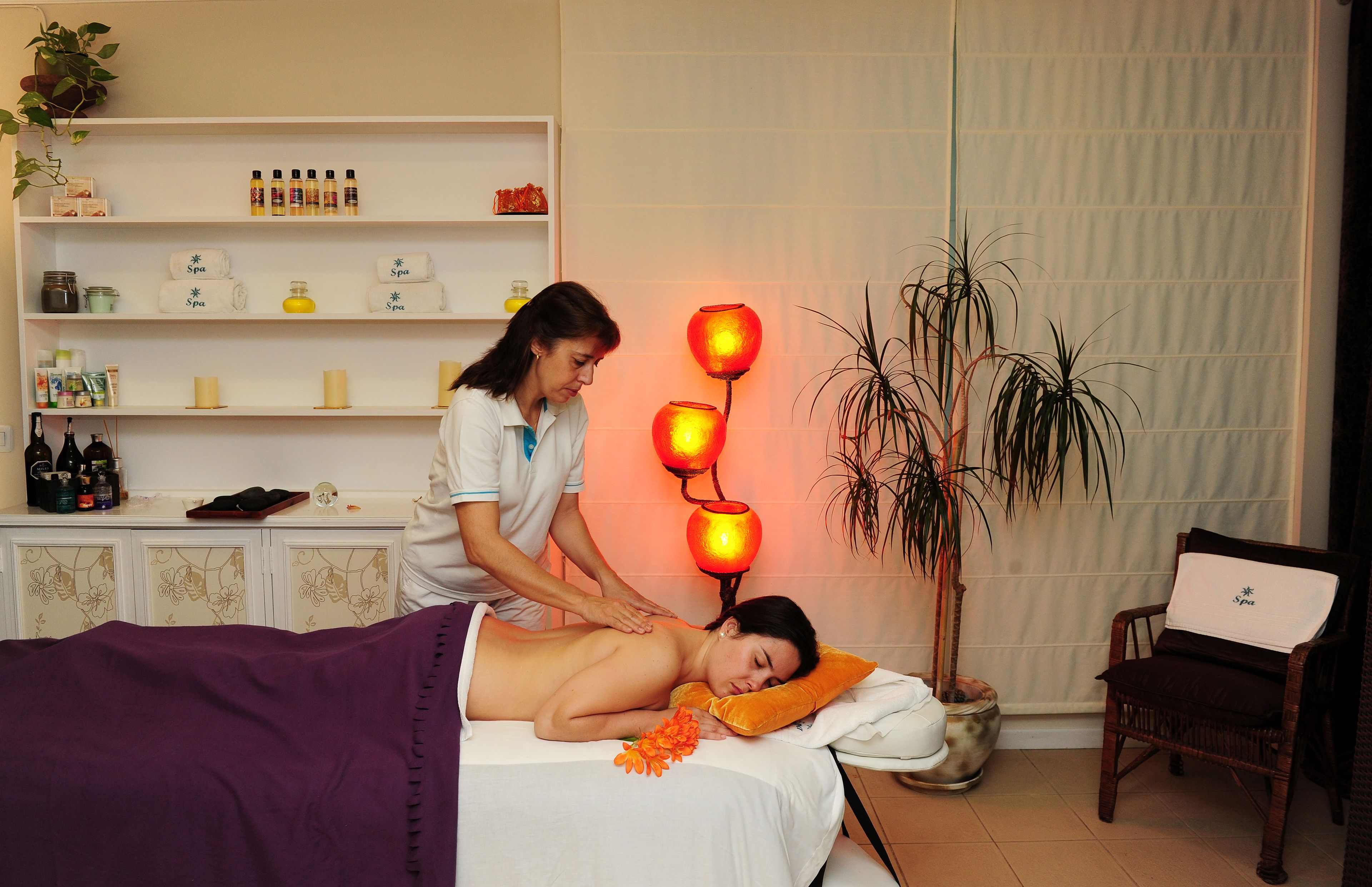 Sala(s) para tratamentos a casais, massagens de pedras quentes 