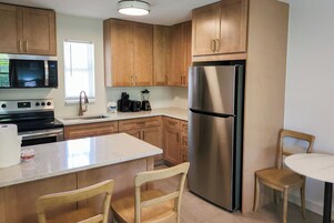 Suite, 2 quartos, cozinha, junto à piscina | Cozinha privada | Um frigorífico, um micro-ondas, uma cafeteira/bule, Congelador 