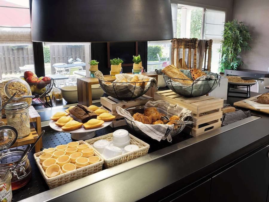 Pequeno-almoço tipo buffet diário mediante uma taxa