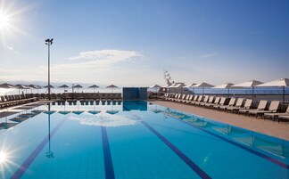 Piscina interna, piscina externa sazonal, guarda-sóis, espreguiçadeiras