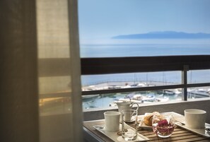 Quarto solteiro superior, vista para o mar | Frigobar, cofres nos quartos, escrivaninha