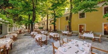 Pequenos-almoços e jantares servidos, com vista para o jardim 