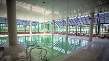 Piscina interior, piscina exterior, guarda-sóis