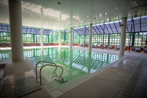 Piscina interna, piscina externa, guarda-sóis