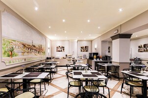 Café da manhã com buffet todos os dias (EUR 15 por pessoa) 