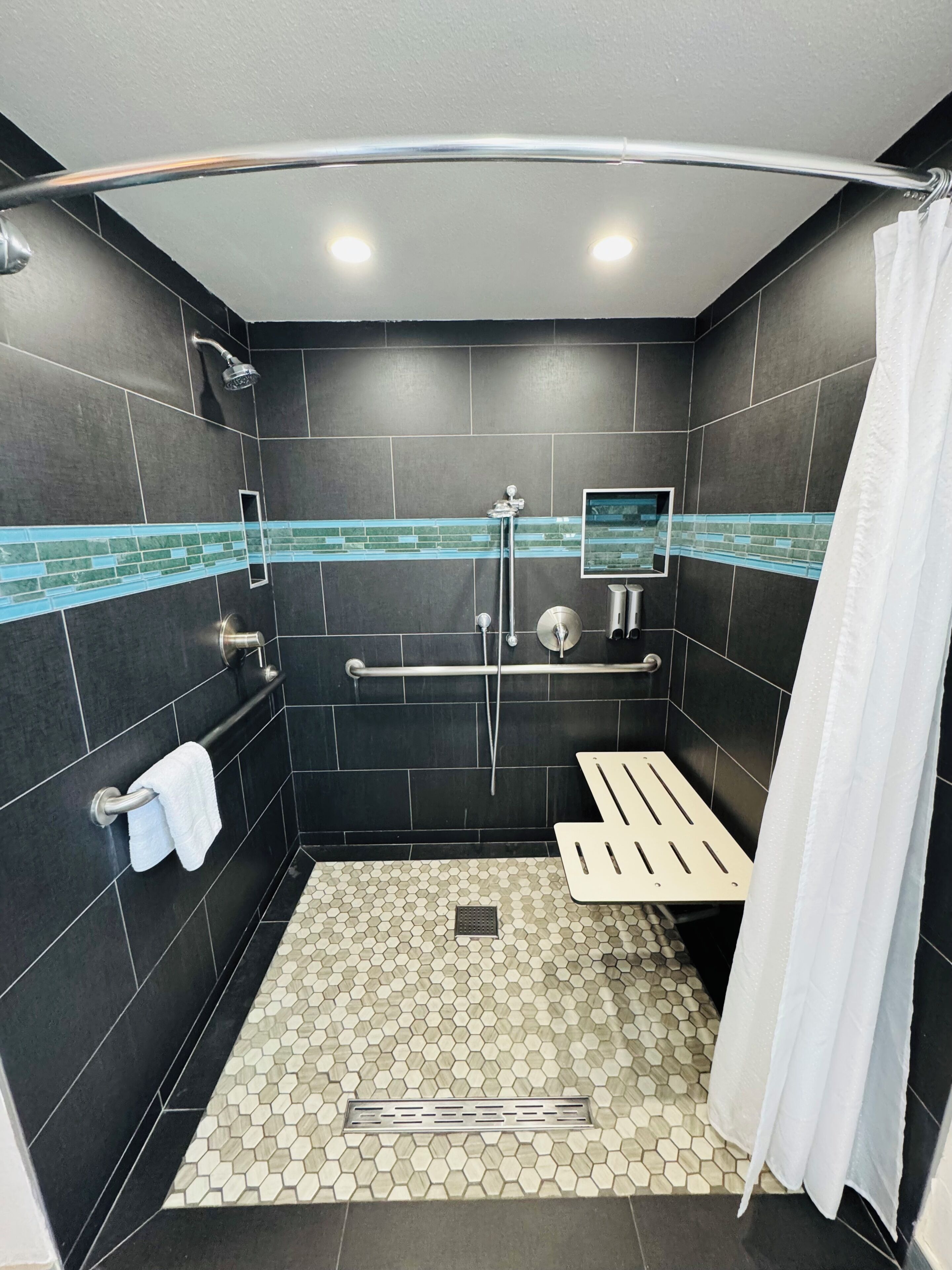 Quarto standard | Banheiro | Produtos de toalete grátis, secador de cabelo, toalhas de banho 