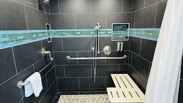 Quarto standard | Banheiro | Produtos de toalete grátis, secador de cabelo, toalhas de banho