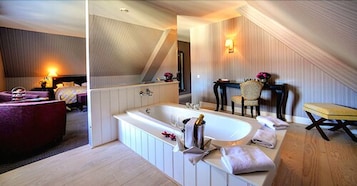 Quarto Duplo Deluxe | Casa de banho | Um polibã, artigos de higiene pessoal grátis, um secador de cabelo