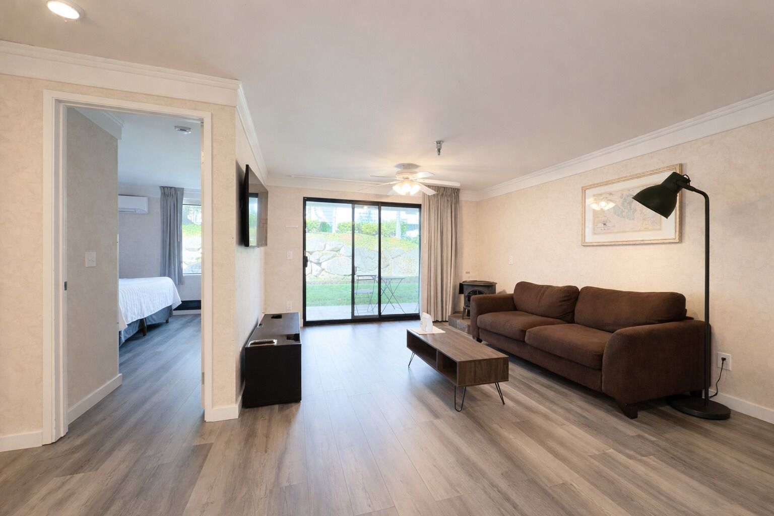 Suíte, 1 cama King | Área de estar | TV de tela plana, lareira