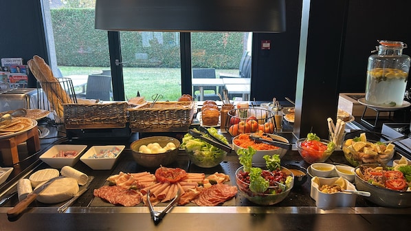 Pequenos-almoços e jantares servidos, incluindo cozinha francesa