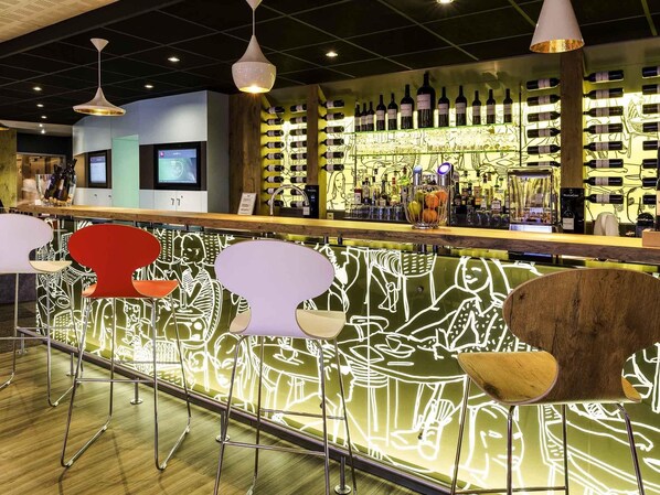 Serve pequenos-almoços, almoços e jantares 