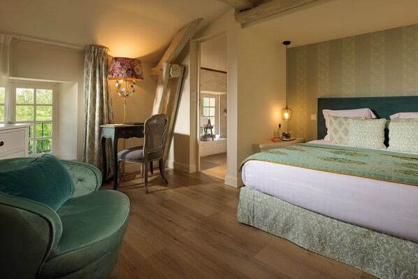 Quarto com cama, escrivaninha, cadeira e janela.