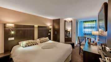 Quarto standard, 1 cama de casal | Cortinas blackout, quartos à prova de som, ferros/tábuas de passar roupa