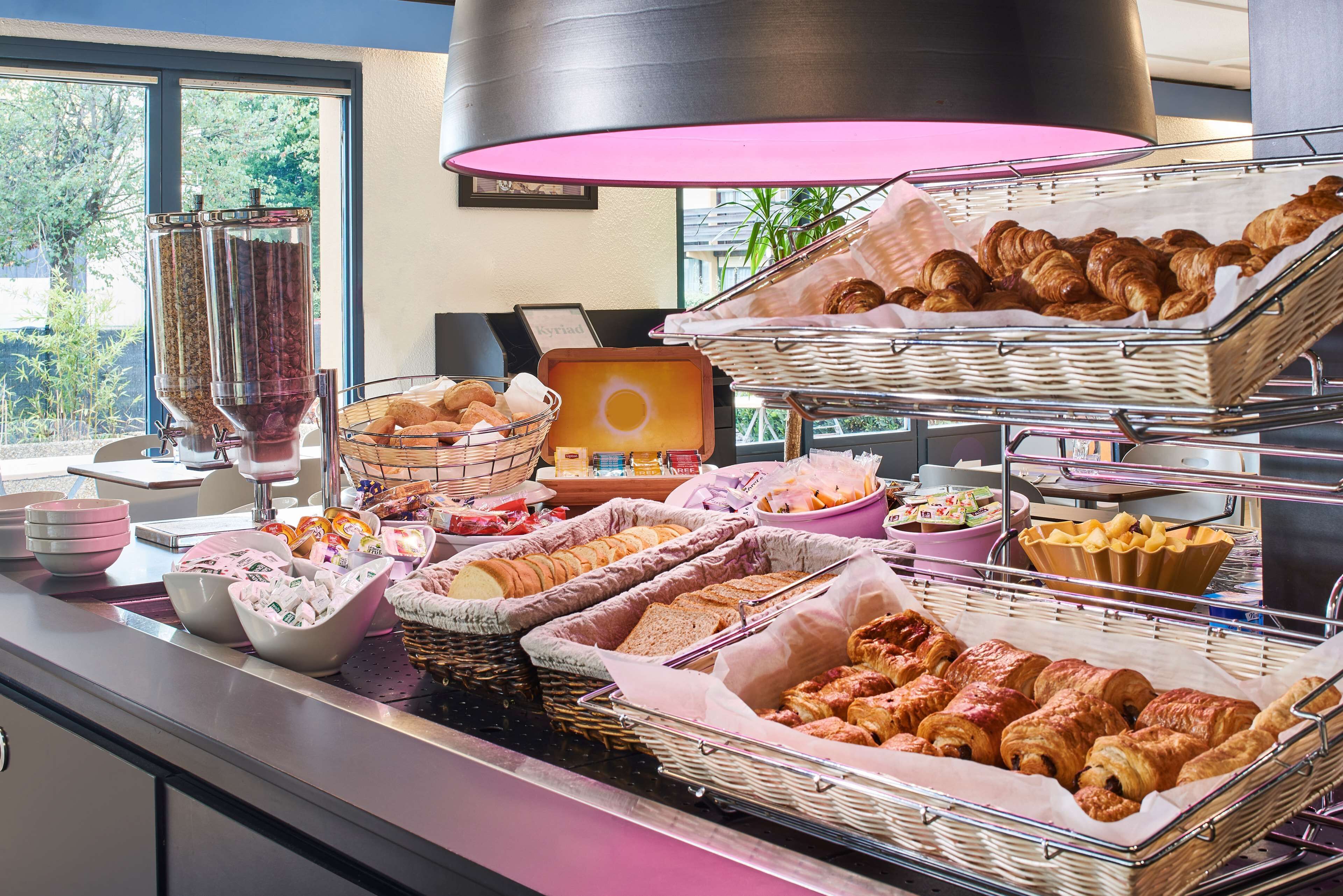 Café da manhã com buffet todos os dias (EUR 14.00 por pessoa) 