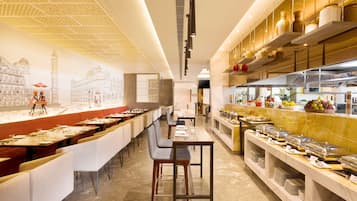 4 restaurantes, com serviço de almoço e jantar; culinária chinesa