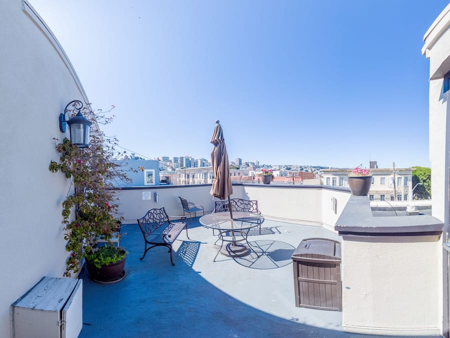 Terraço com espreguiçadeiras