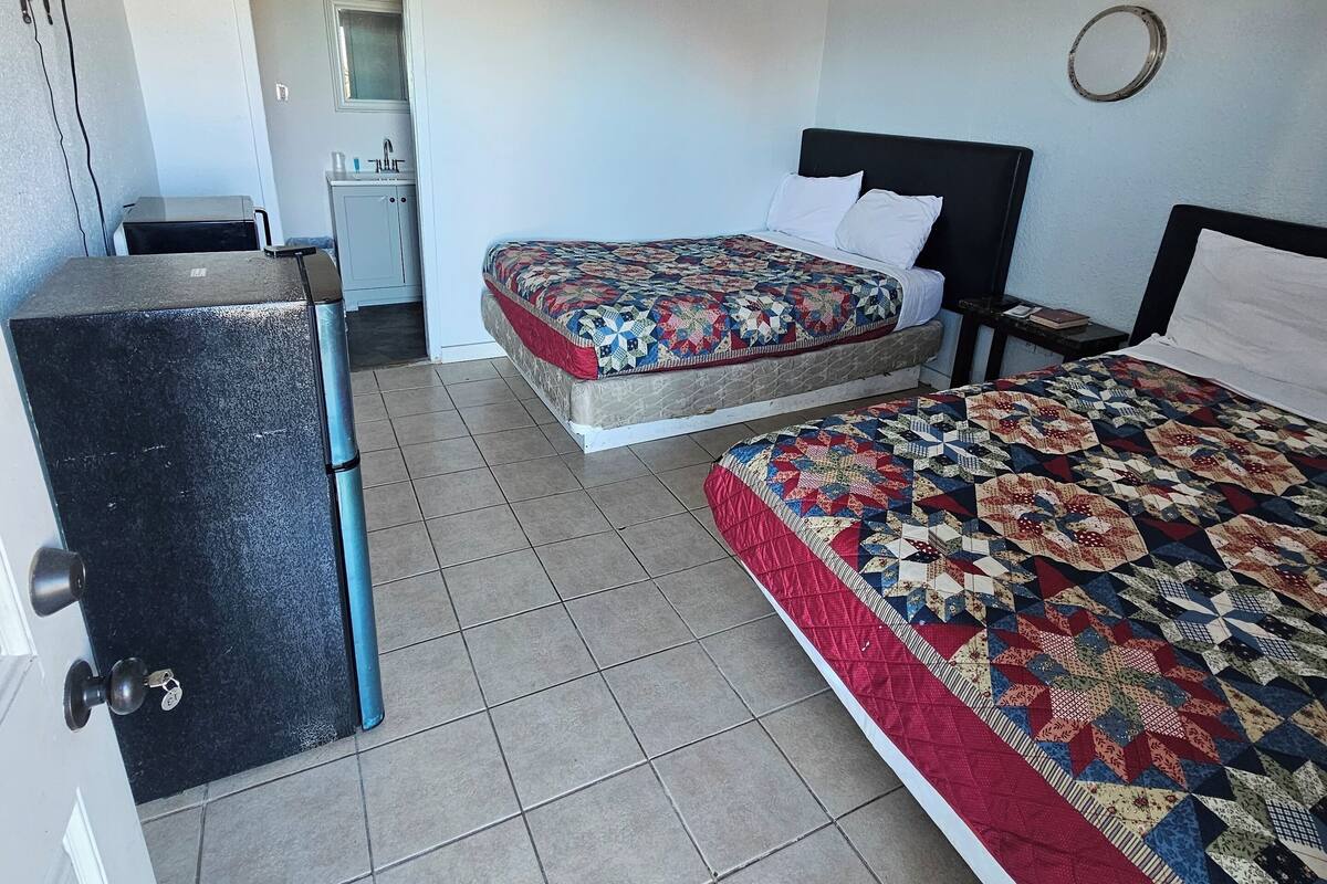 Quarto Duplo Básico, 2 camas de casal | Wi-fi grátis, roupa de cama fornecida 