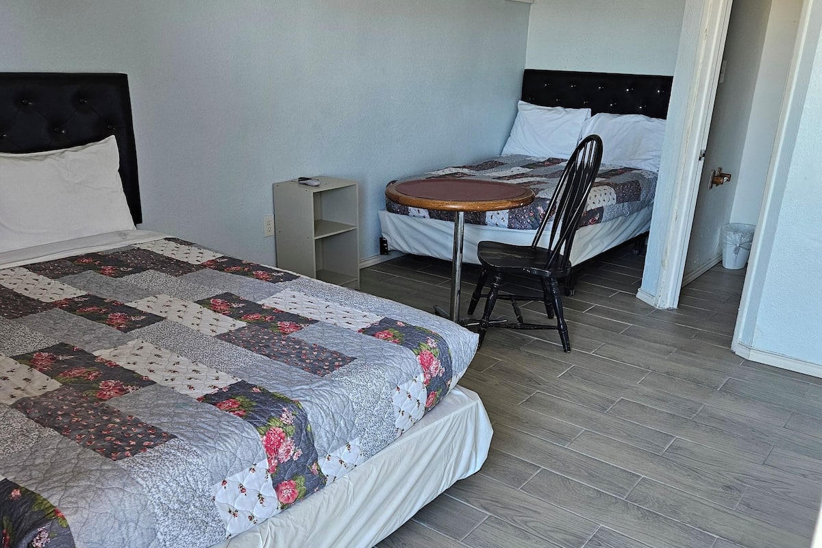 Quarto Familiar, 2 camas de casal, kitchenette | Wi-fi grátis, roupa de cama fornecida 