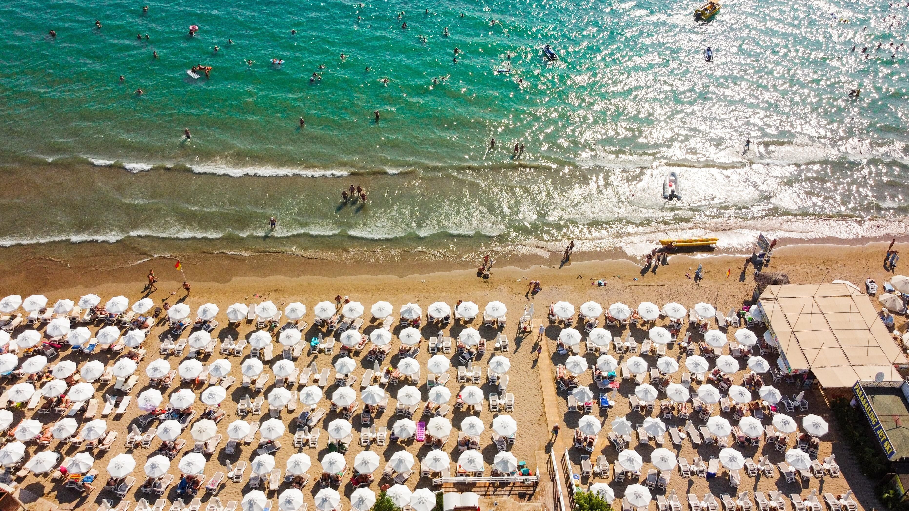 Uma praia privada, espreguiçadeiras, guarda-sóis de praia 