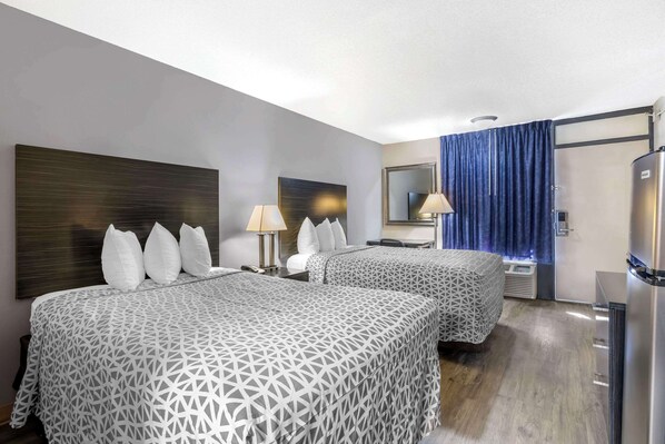 Secretária, cortinas/cortinados opacos, ferro/tábua de engomar