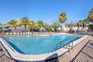 Piscina exterior, guarda-sóis