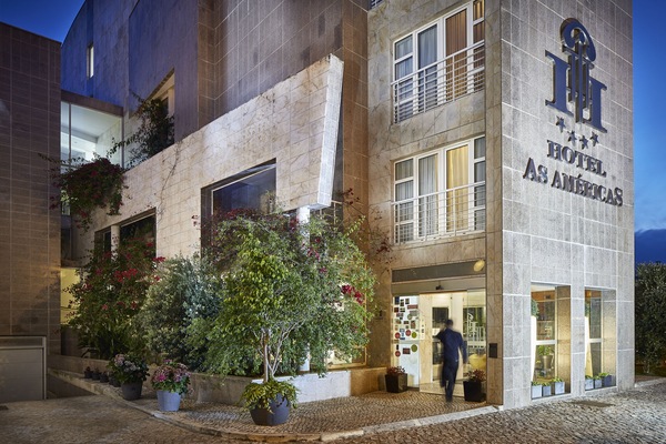 Fachada da propriedade à noite