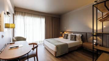 Quarto Duplo | Minibar, cofre no quarto, secretária, cortinas/cortinados opacos