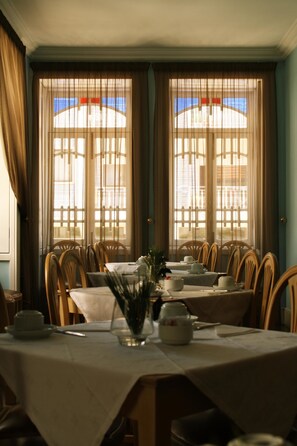 Pequeno-almoço tipo buffet diário (10 EUR por pessoa) 