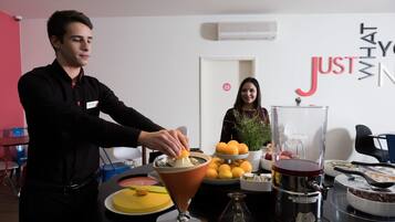 Pequeno-almoço tipo buffet diário mediante uma taxa
