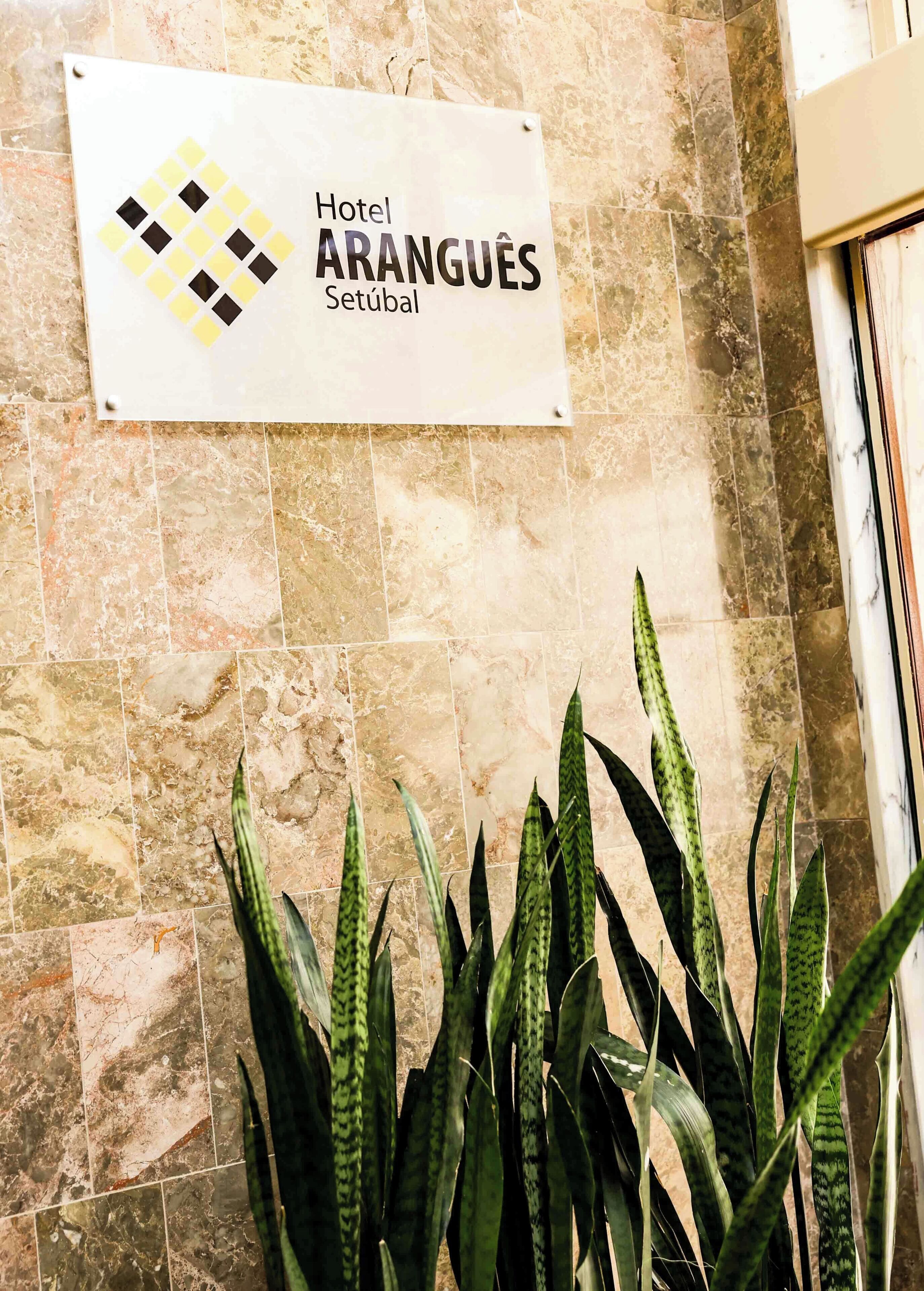 Placa do Hotel Aranguês Setúbal numa parede de mármore.