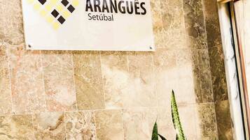 Placa do Hotel Aranguês Setúbal numa parede de mármore.