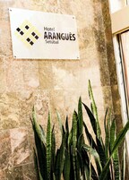 Placa do Hotel Aranguês Setúbal numa parede de mármore.
