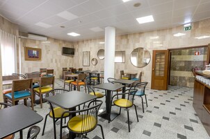 Café da manhã continental todos os dias mediante uma taxa