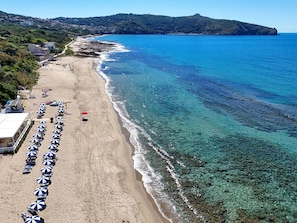 Uma praia privada, praia de areia branca, espreguiçadeiras 