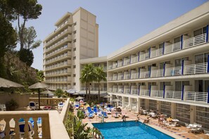 Piscina exterior, uma piscina no terraço, guarda-sóis