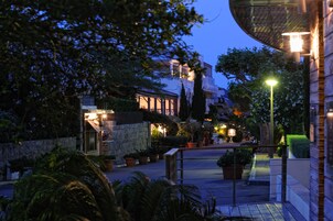 Fachada do alojamento (tarde/noite)