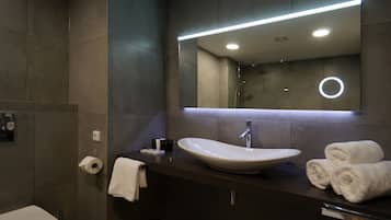 Artigos de higiene pessoal grátis, um secador de cabelo