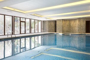 Piscina interior, piscina exterior, espreguiçadeiras