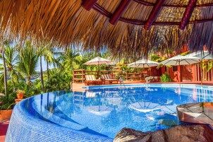 2 piscinas exteriores, guarda-sóis, espreguiçadeiras 