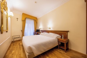 Quarto casal standard | Edredons de pluma, frigobar, cofres nos quartos, escrivaninha