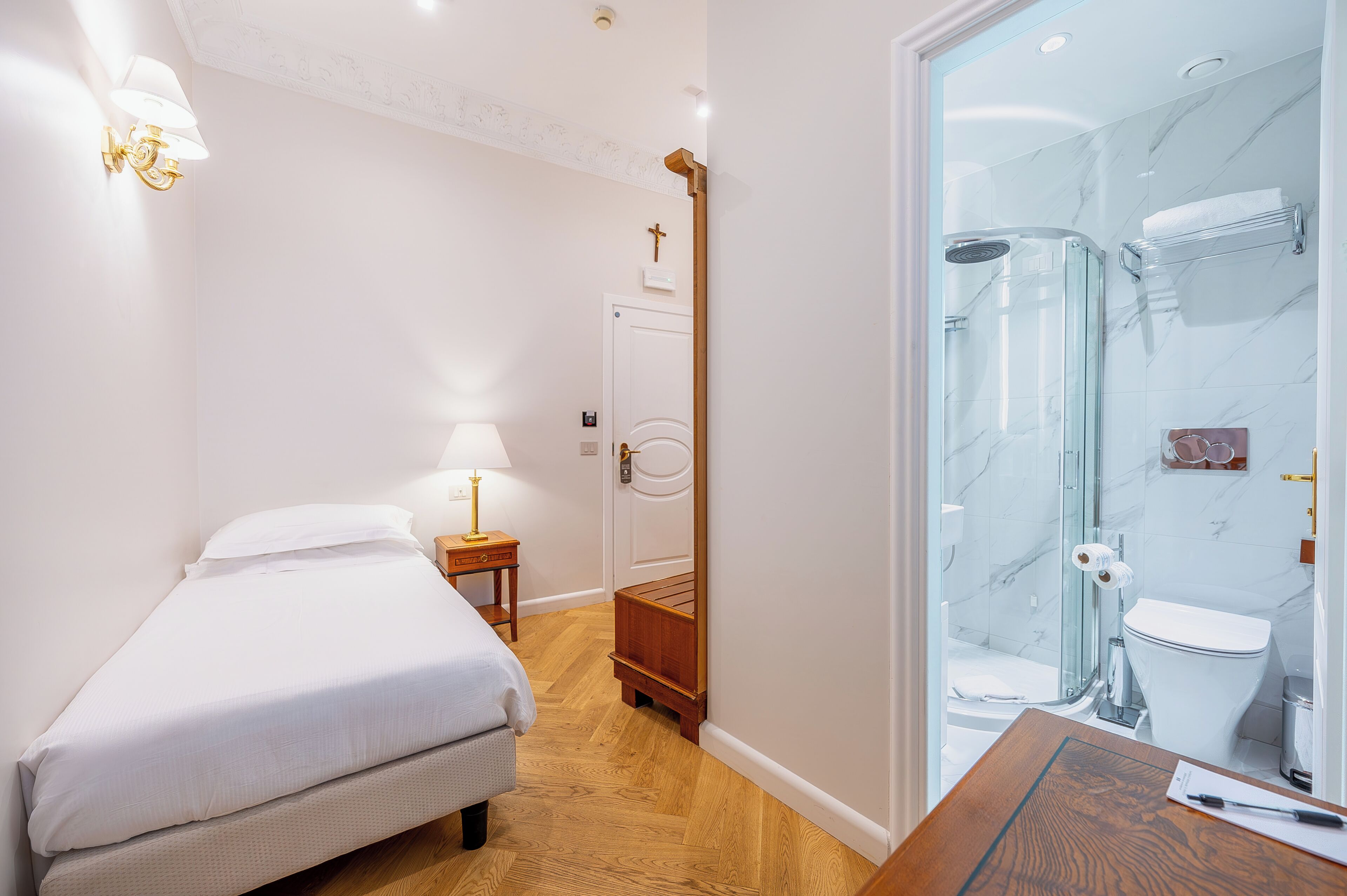 Quarto solteiro standard | Edredons de pluma, frigobar, cofres nos quartos, escrivaninha