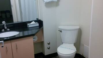 Quarto Standard, 2 camas de casal | Casa de banho | Um polibã, artigos de higiene pessoal grátis, toalhas fornecidas